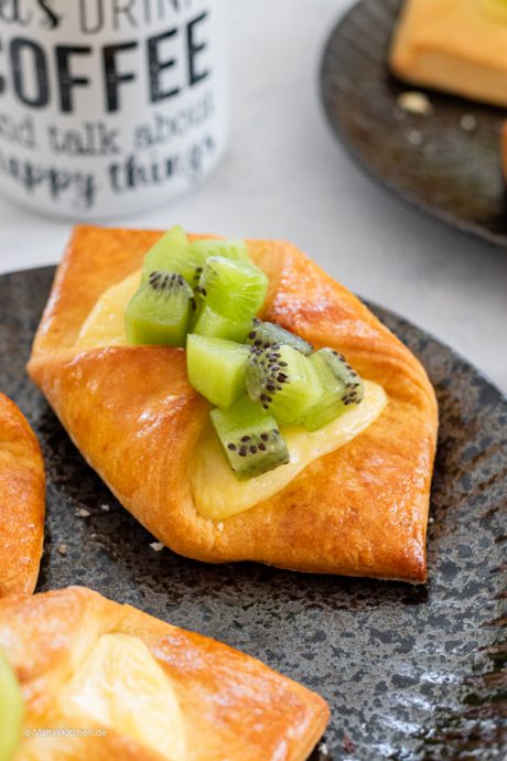 Plunderteilchen mit Vanillepudding und Kiwi
