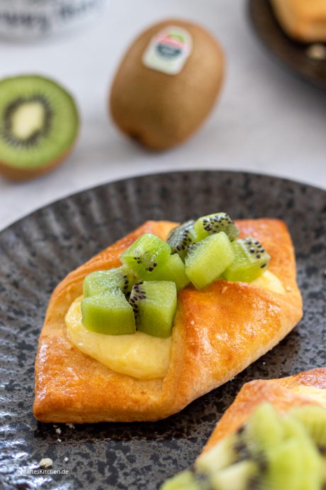 Plunderteilchen mit Vanillepudding und Kiwi