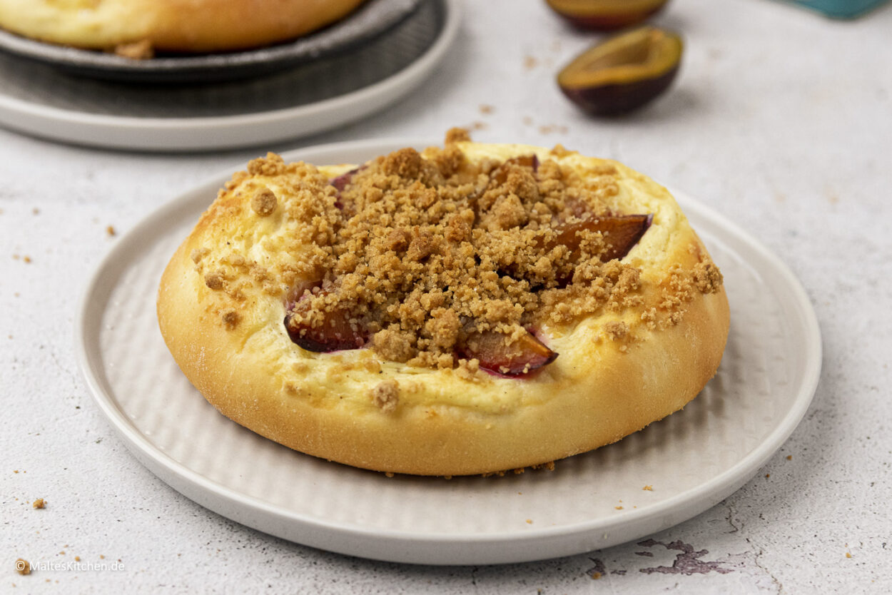 Plunderteilchen mit Vanillepudding und Kiwi