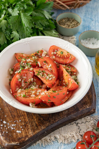 Tomatensalat mit Zwiebeln klassisch, einfach & lecker