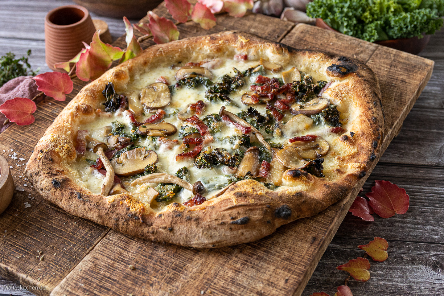Thunfisch Pizza mit Zwiebeln, Oliven & Mozzarella | Pizza Tonno