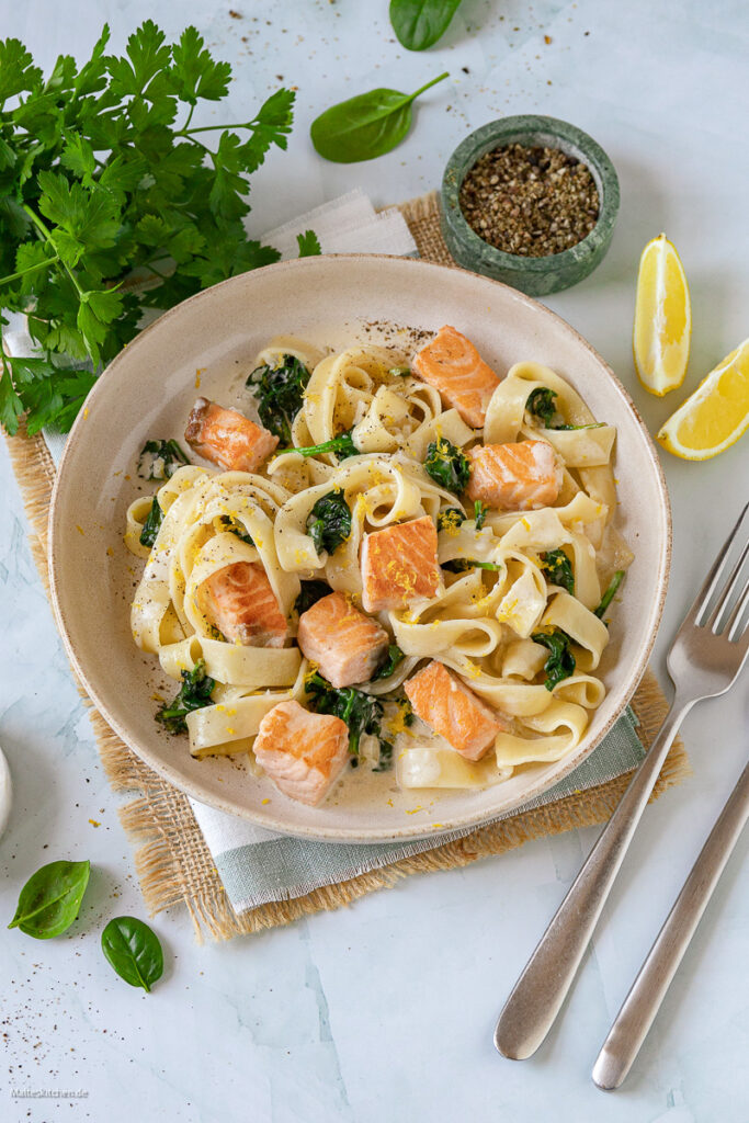 Lachs Mit Nudeln Und Spinat