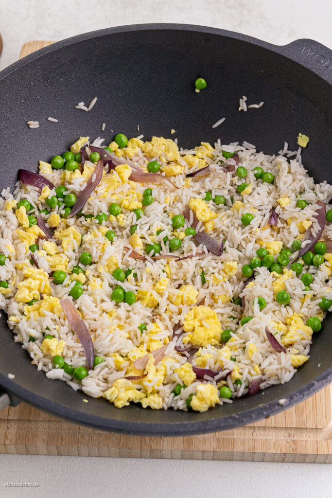 Gebratener Reis mit Ei, Gemüse & Garnelen | lecker asiatisch