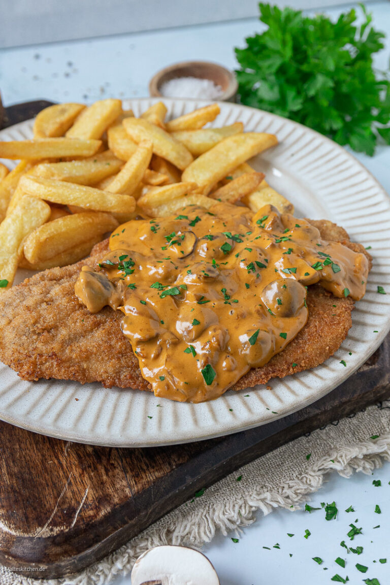 Jägerschnitzel mit Jägersoße | mit Pommes & Champignons
