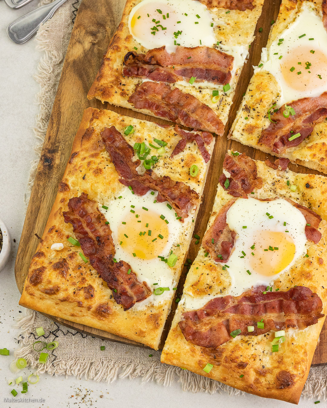 Schnelle Pizza mit Spiegelei, Bacon & Käse | einfach & lecker