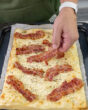 Schnelle Pizza mit Spiegelei, Bacon & Käse | einfach & lecker