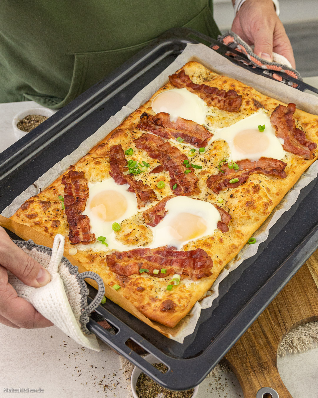 Schnelle Pizza mit Spiegelei, Bacon & Käse | einfach & lecker