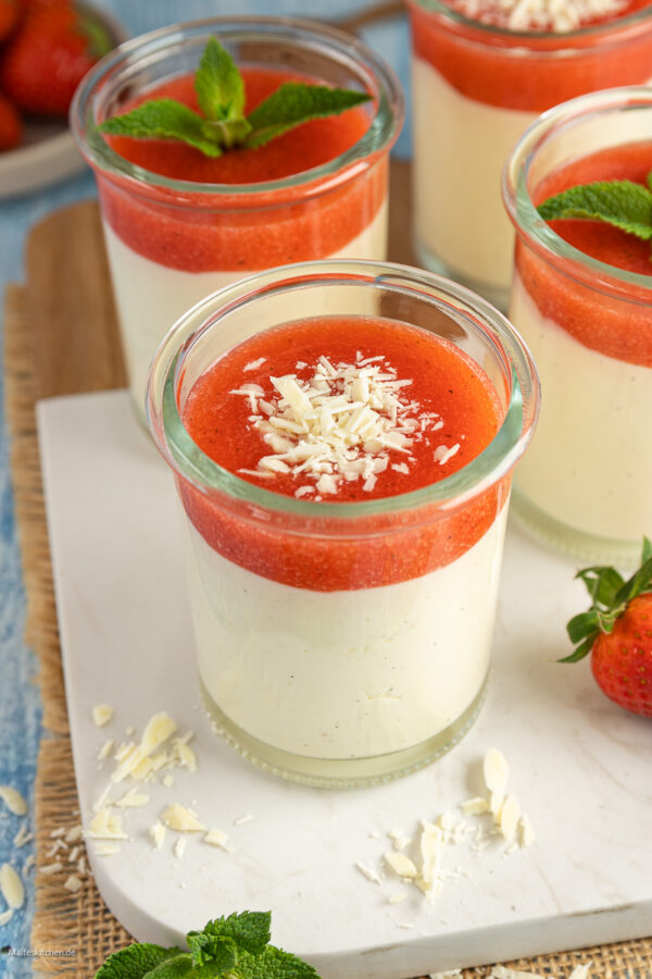 Panna Cotta mit Erdbeeren | extra cremig & sahnig